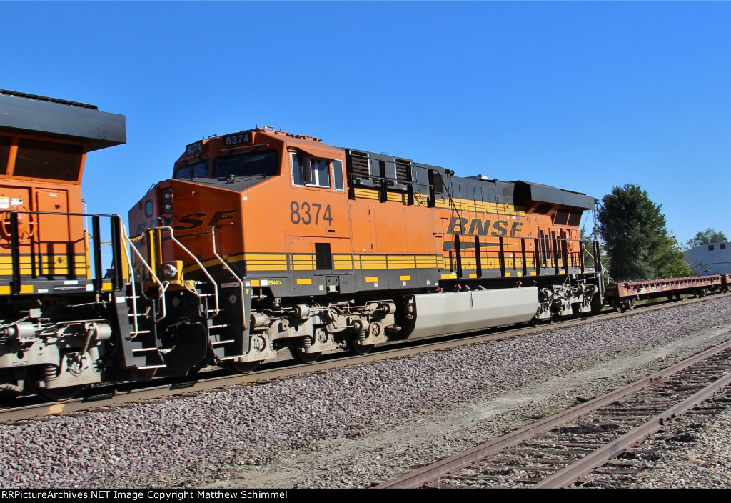 BNSF 8374